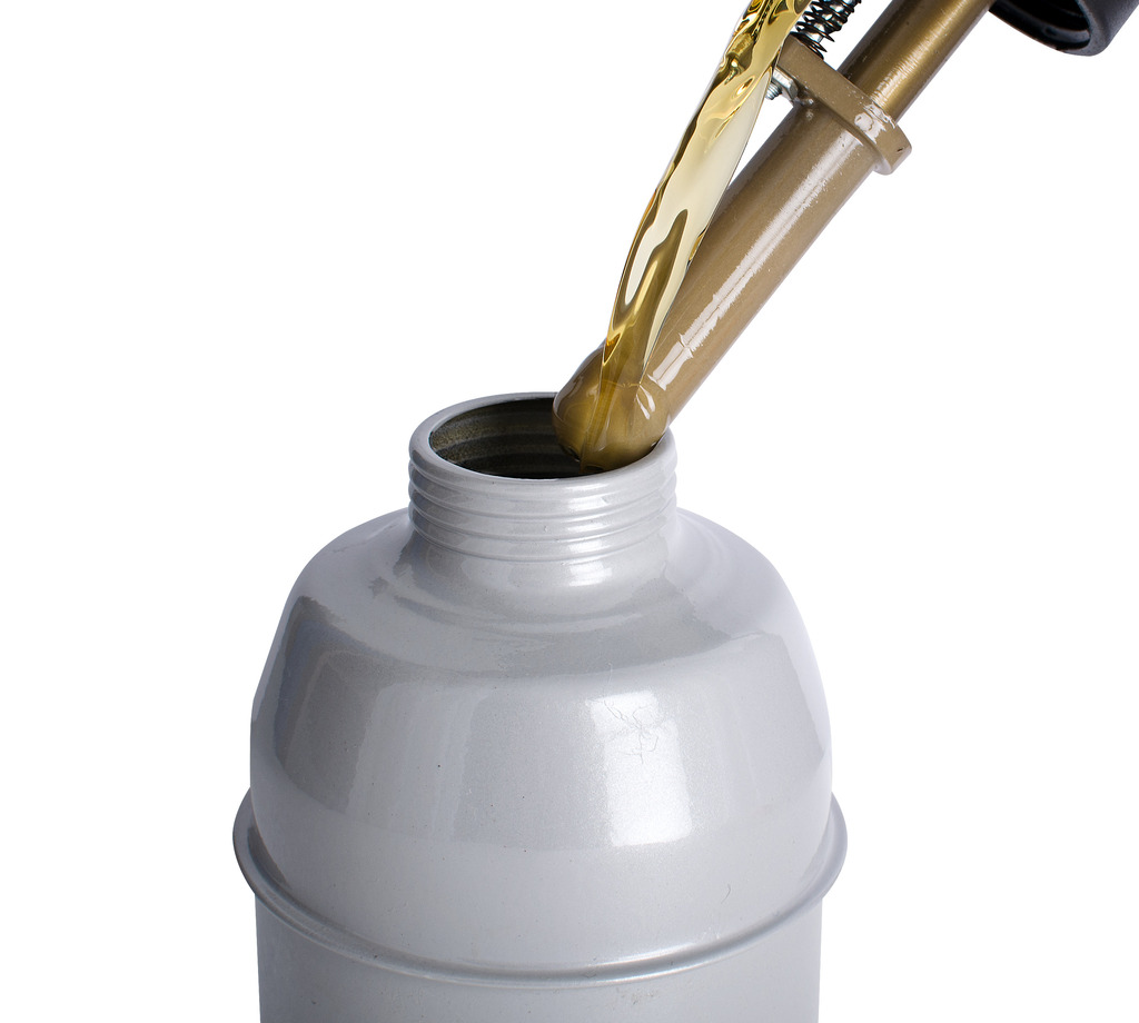 Oil can with flexible spout