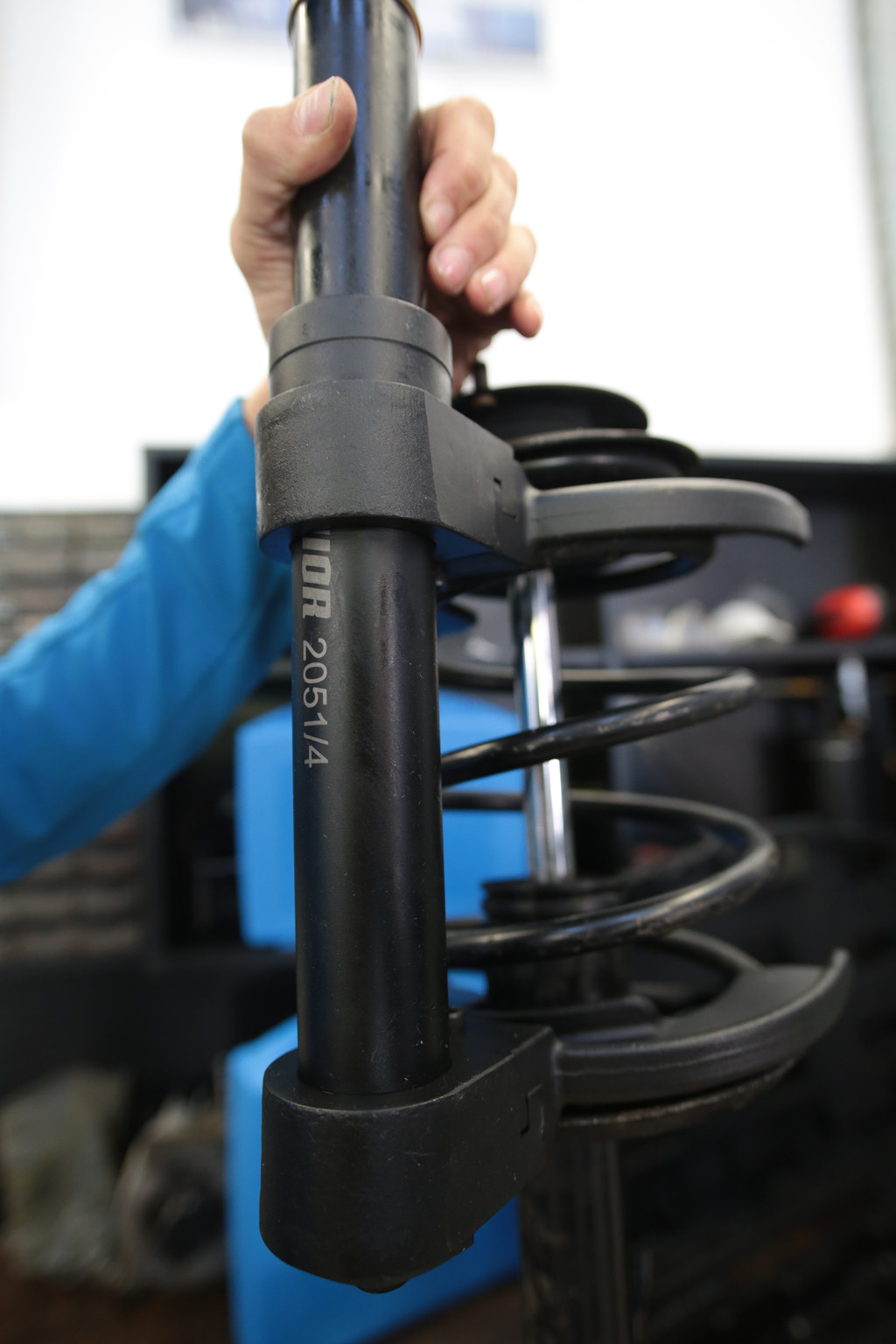 Suspension compressor for shock absorber springs