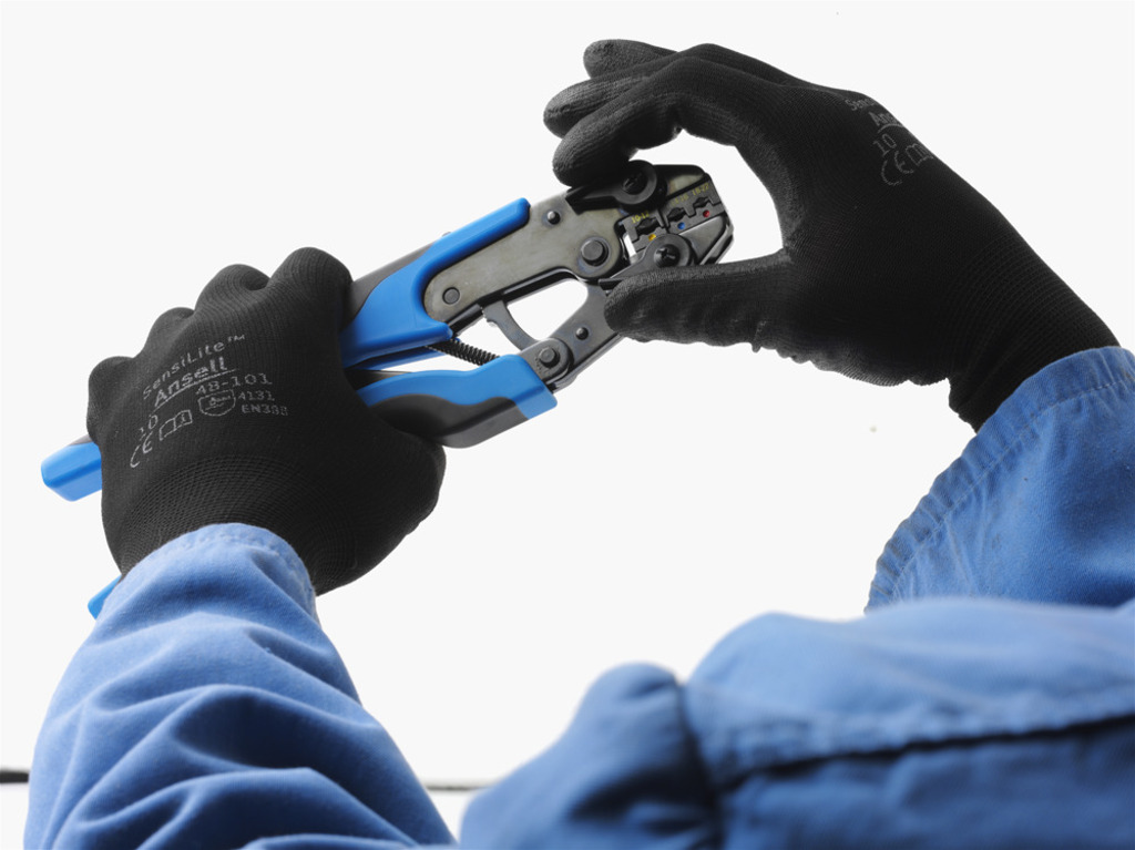 Set of grip crimp pliers with exchangeable jaws in plastic box